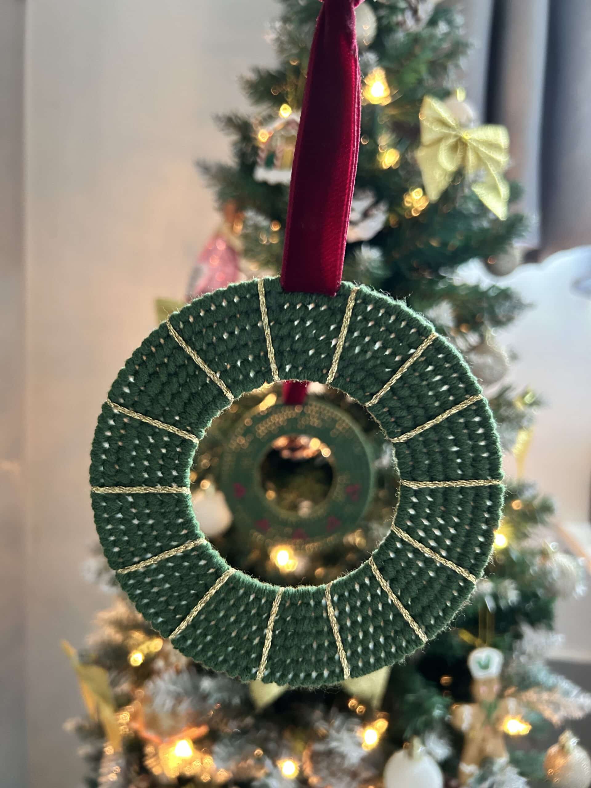 How to make Plastic Canvas Christmas Wreaths – Step-by-Step DIY ...